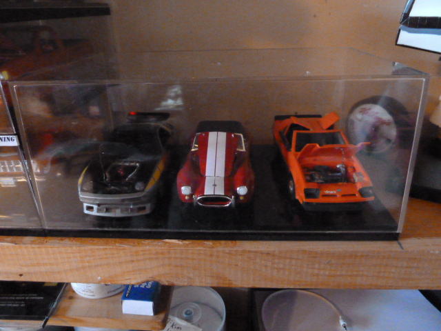 1/18 Auto & 1/35 Military Showcase (Black Base) -- Plastic Model ...