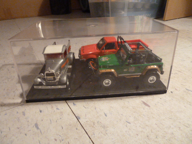 1/18 Auto & 1/35 Military Showcase (Black Base) -- Plastic Model ...