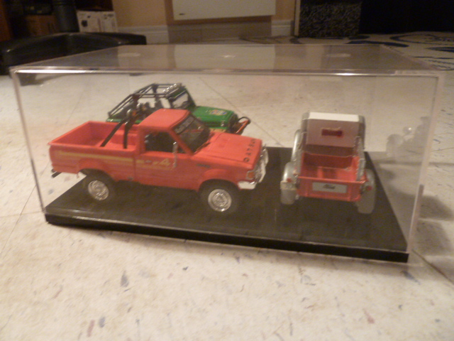 1/18 Auto & 1/35 Military Showcase (Black Base) -- Plastic Model ...