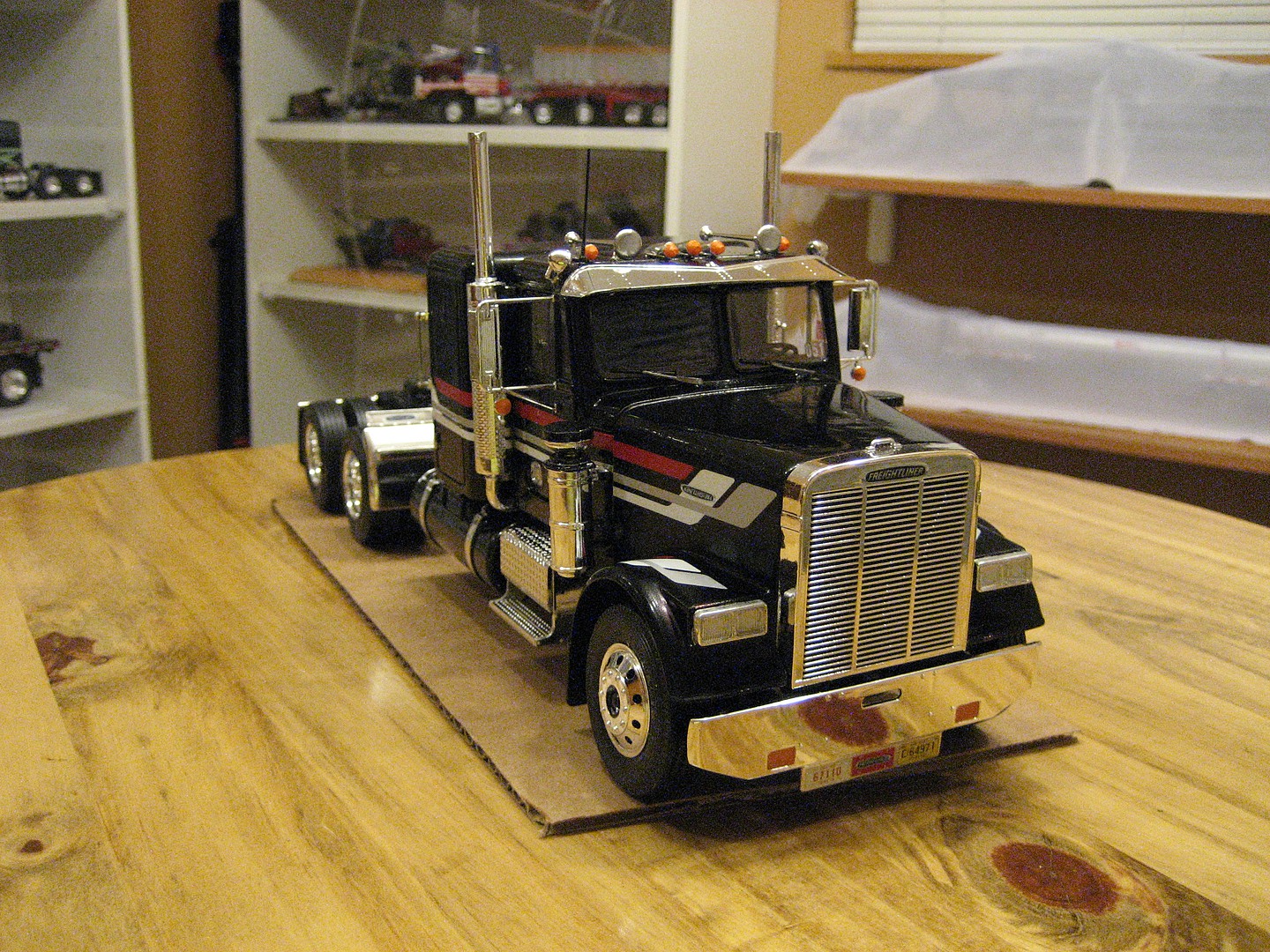 Freightliner FLC Semi Tractor -- Plastic Model Truck Vehicle Kit -- 1/ ...