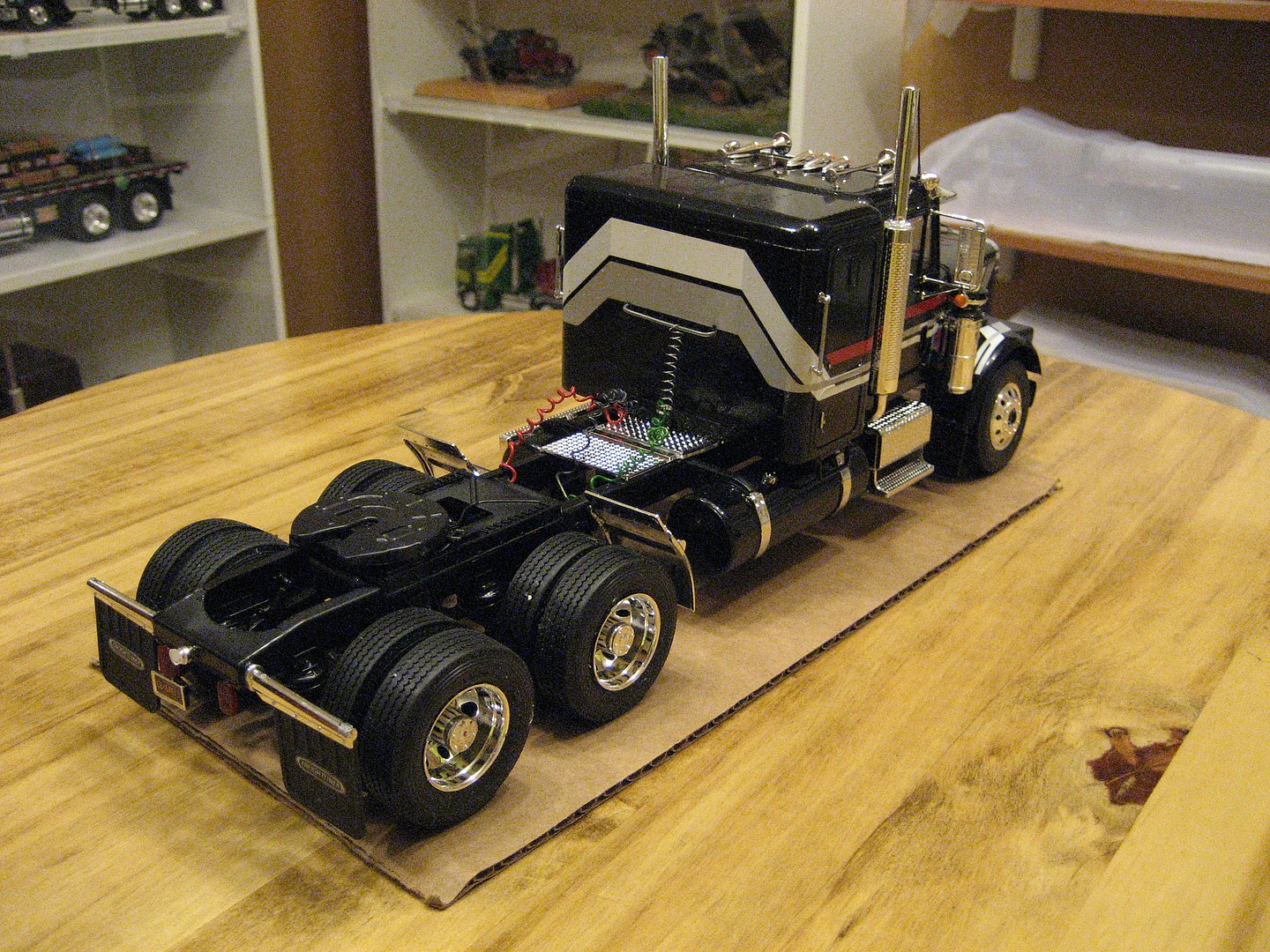 Freightliner FLC Semi Tractor -- Plastic Model Truck Vehicle Kit -- 1/ ...