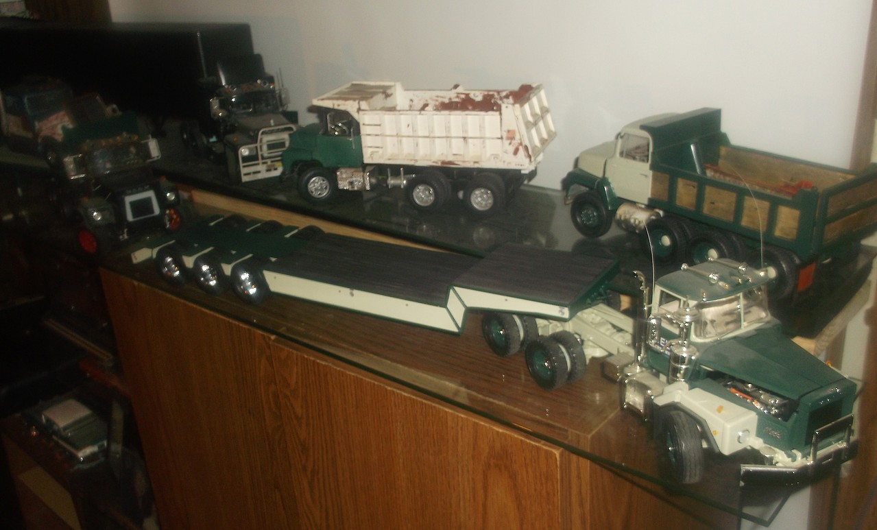 Gallery Pictures AMT Lowboy Trailer 1/25 Scale Plastic Model Semi Truck ...