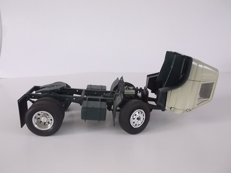 Dodge L700 Tractor with Shell Tanker -- Plastic Model Truck Kit -- 1/25 ...