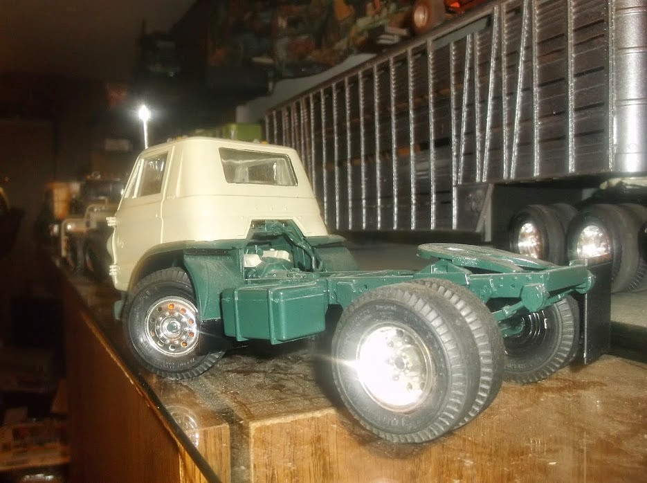 Dodge L700 Tractor with Shell Tanker -- Plastic Model Truck Kit -- 1/25 ...