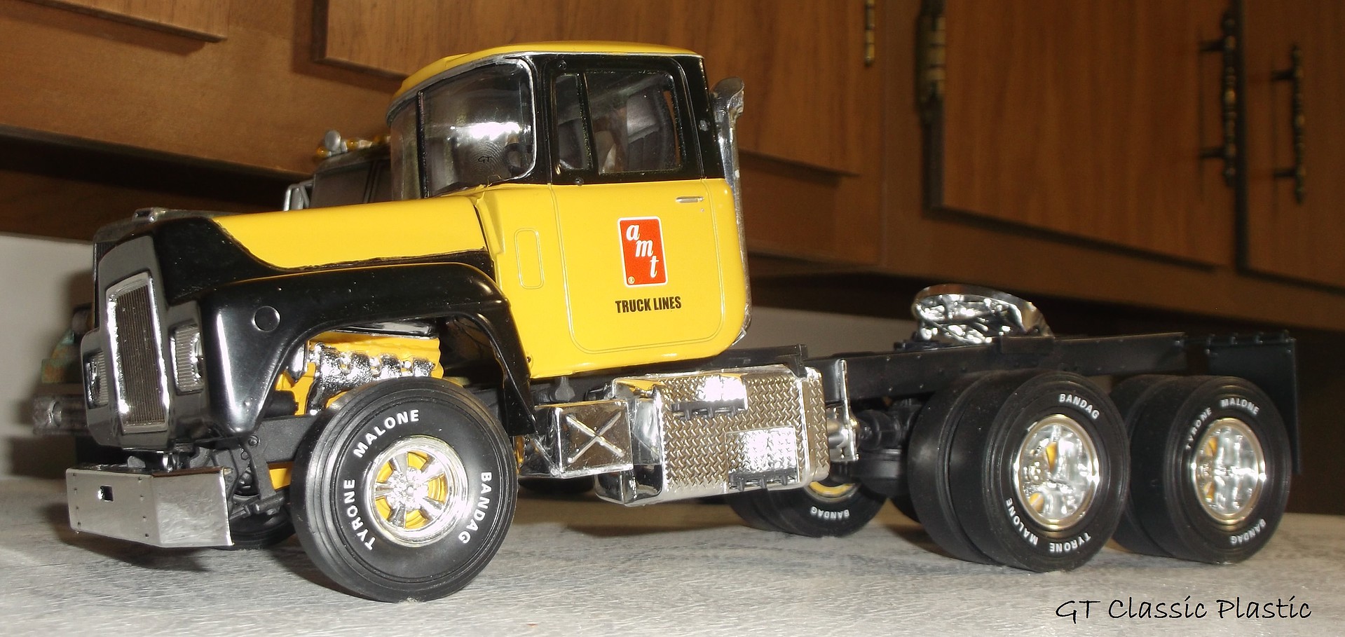 Mack R685ST Semi Tractor Pictures