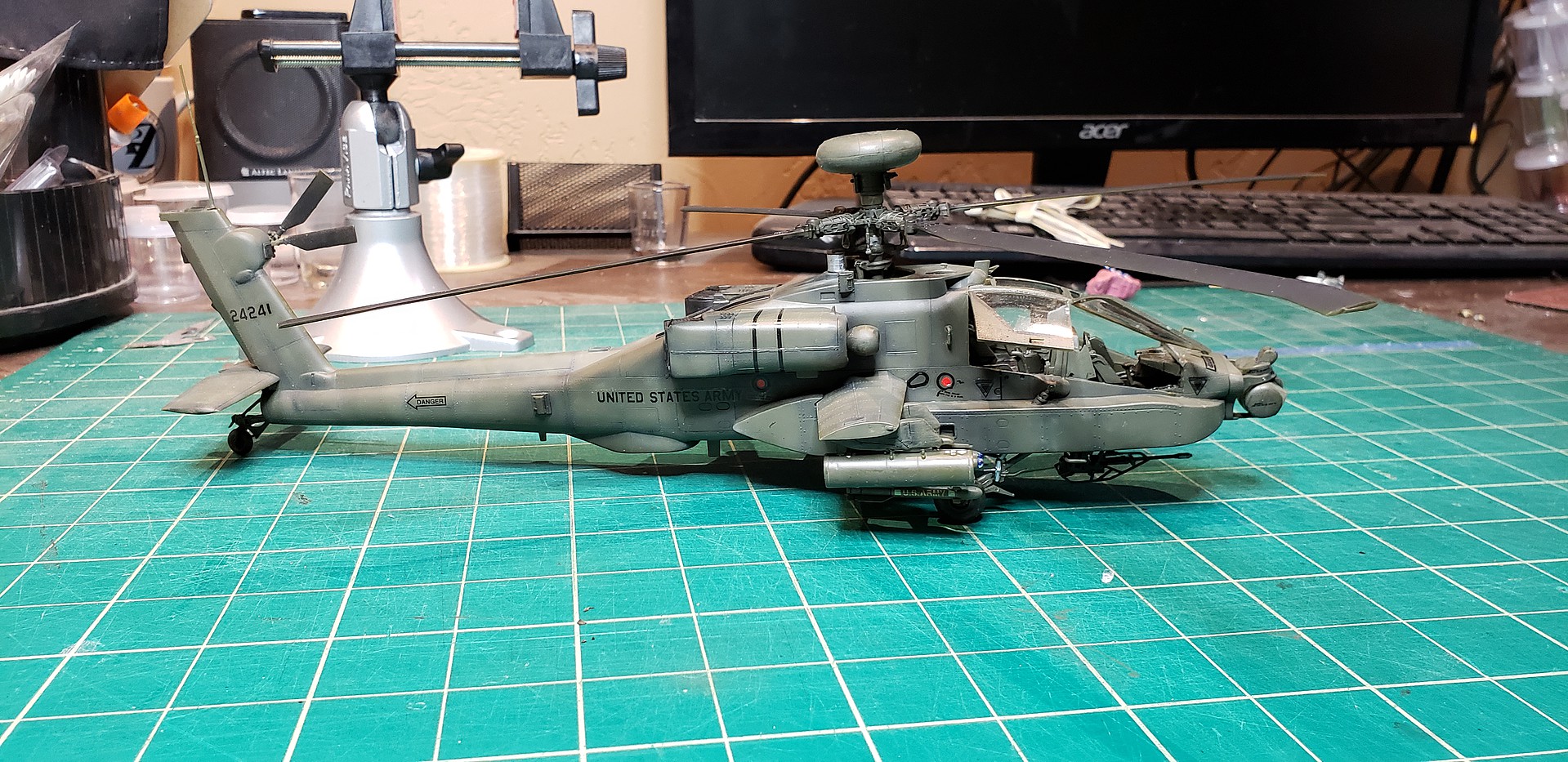 AH64D Apache US Helicopter -- Plastic Model Helicopter Kit -- 1/48 ...