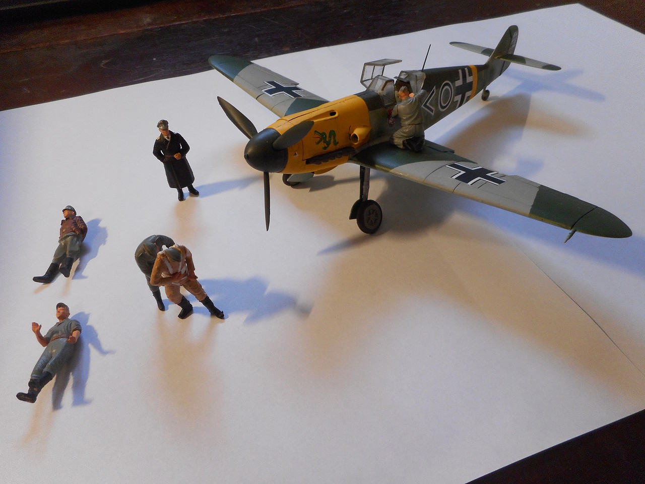 Gallery Pictures ICM Bf109F2 Fighter with Pilots and Ground Personnel ...