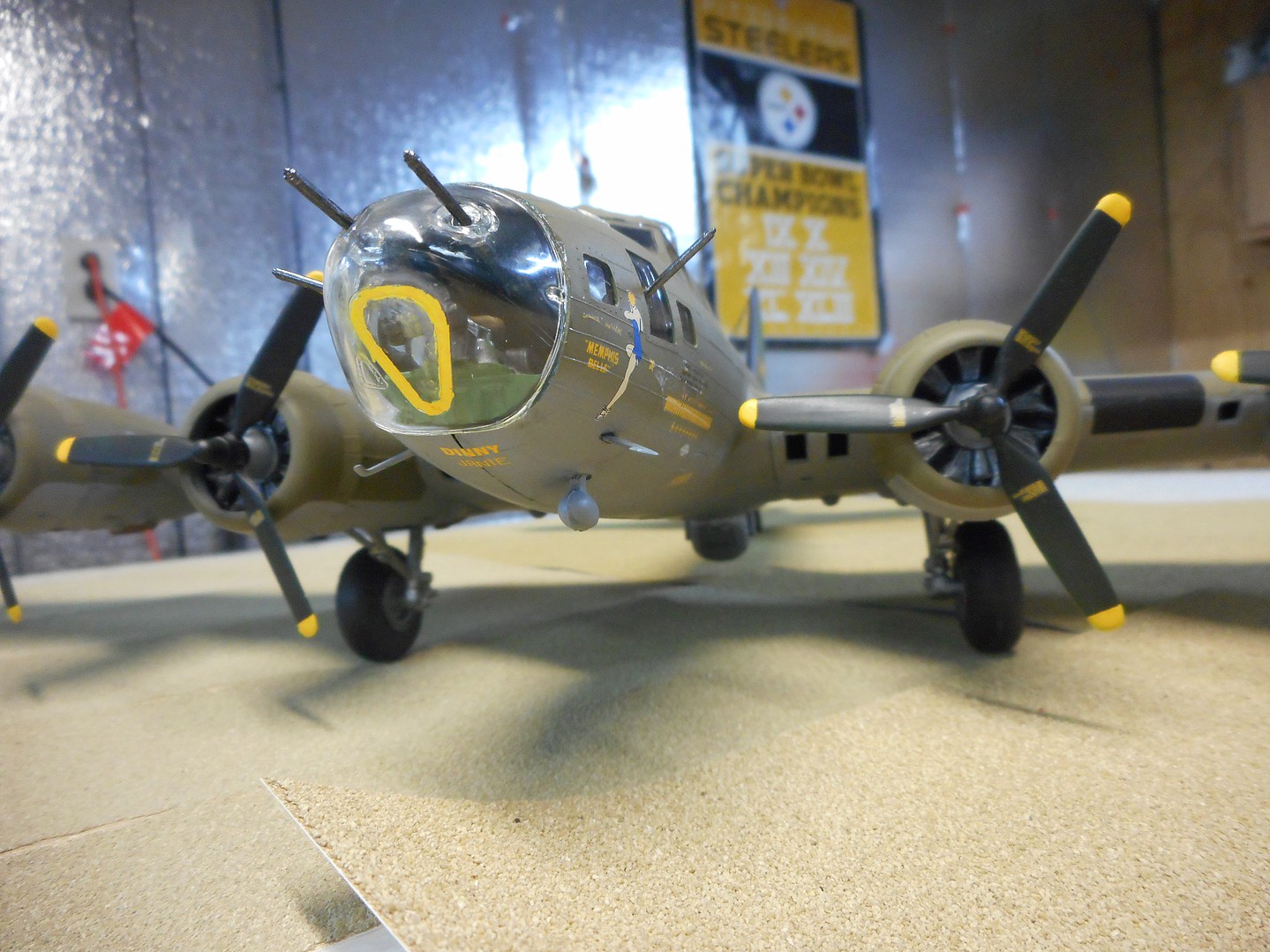 Boeing B-17F Memphis Belle -- Plastic Model Airplane Kit -- 1/48 Scale ...