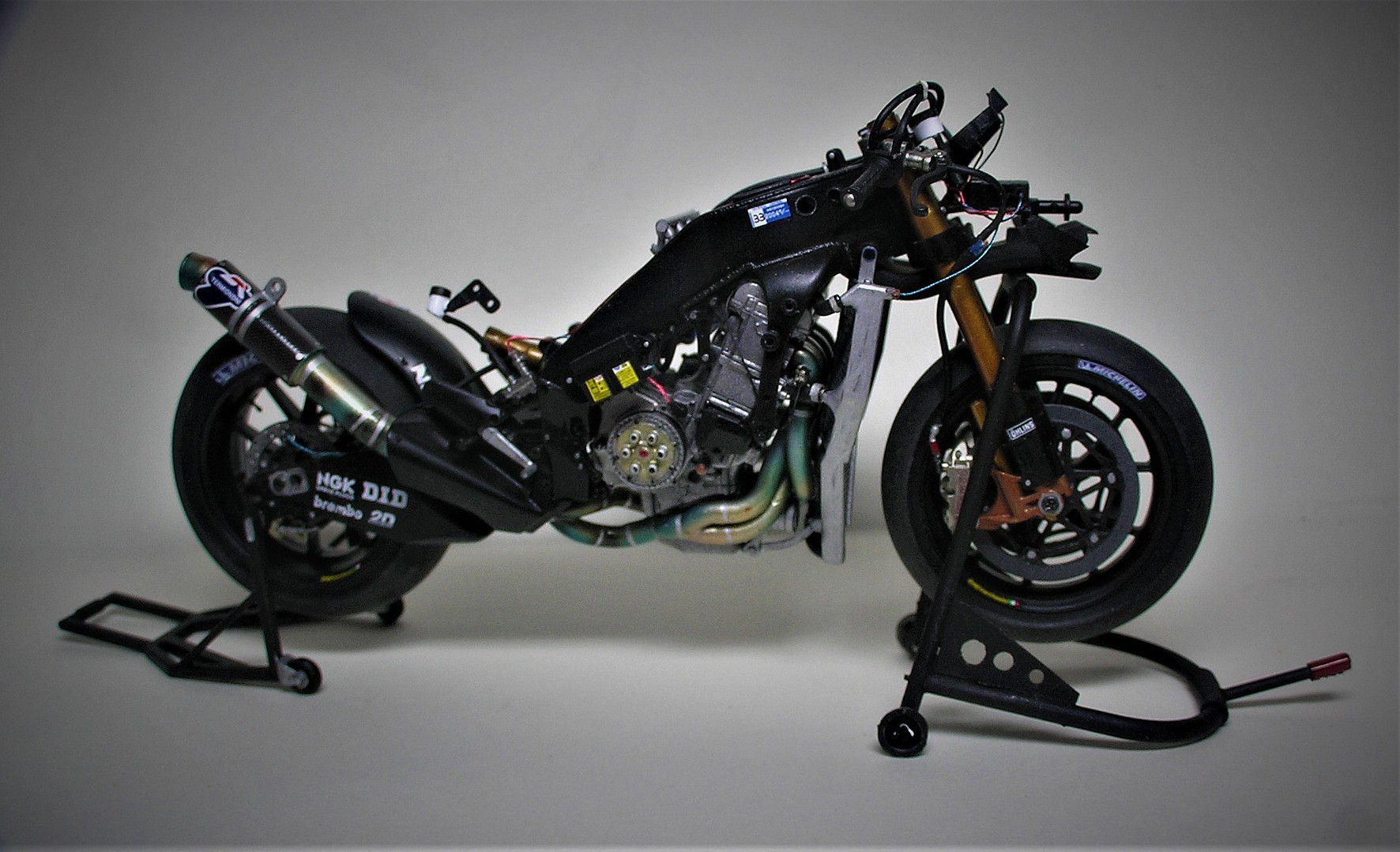 Yamaha YZR M1 2004 7 33 Bike Plastic Model Motorcycle Kit 1 12