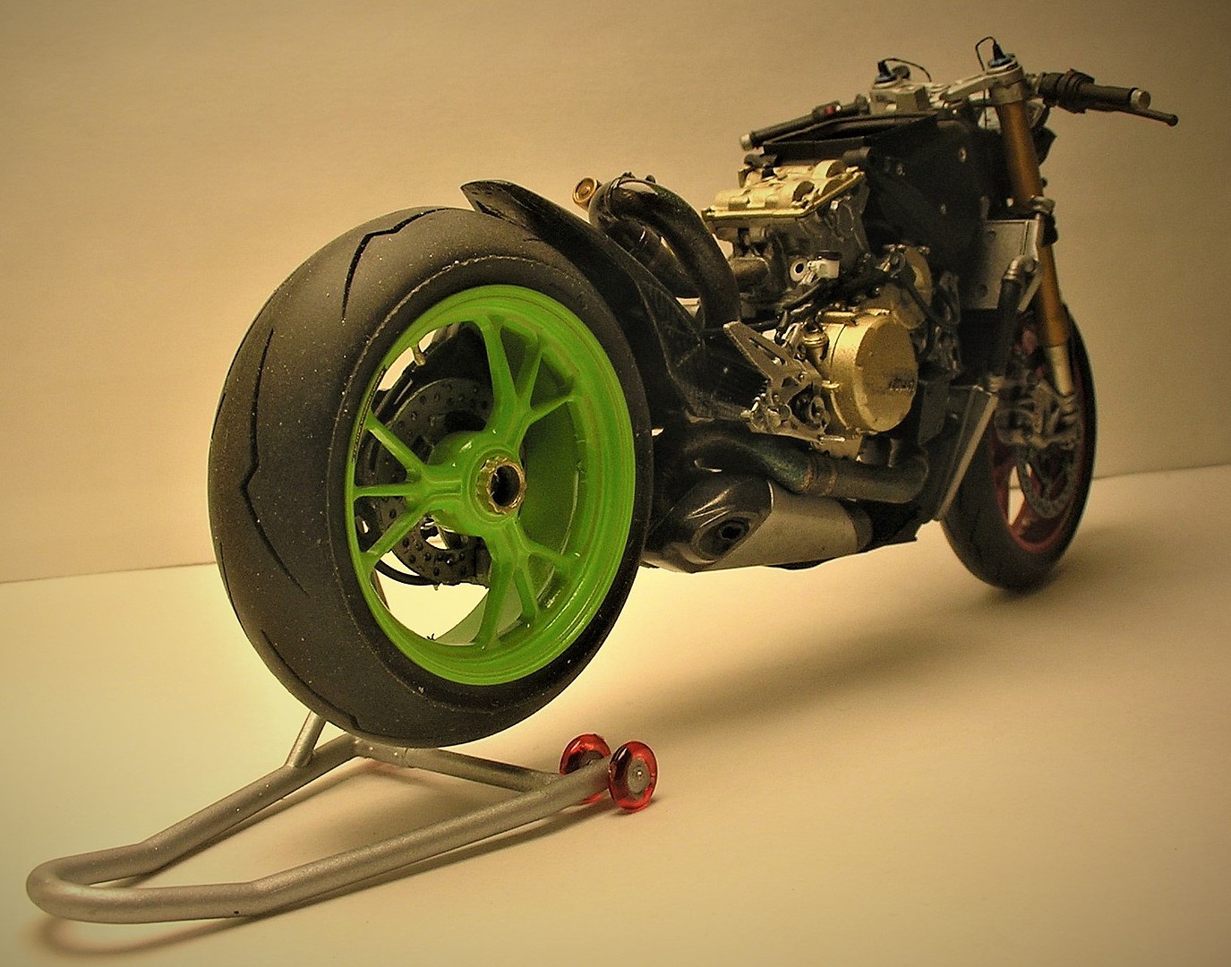 Ducati 1199 Panigale S Tricolore -- Plastic Model Motorcycle Kit -- 1/ ...