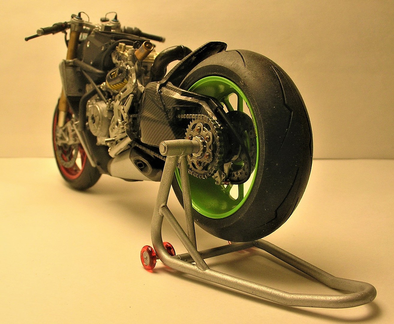 Ducati 1199 Panigale S Tricolore -- Plastic Model Motorcycle Kit -- 1/ ...