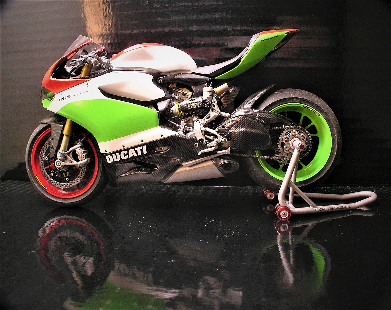 Ducati 1199 Panigale S Tricolore -- Plastic Model Motorcycle Kit -- 1/ ...