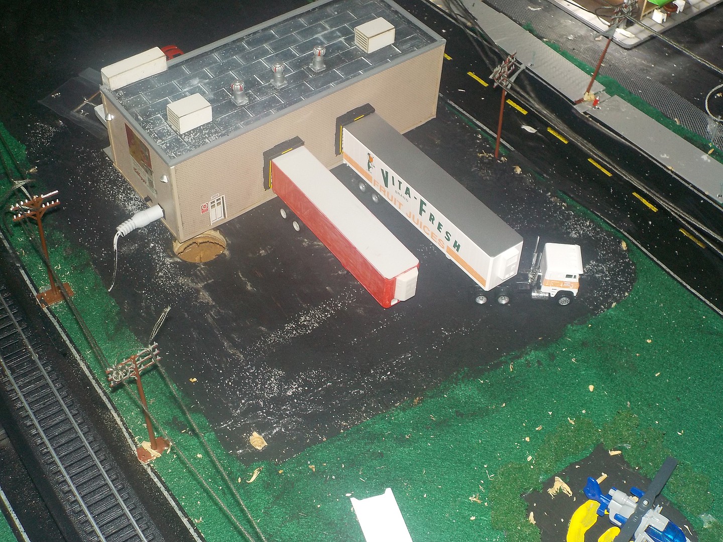 Semi Truck with 48' Vita Fresh Fruit Juice -- HO Scale Model Railroad ...