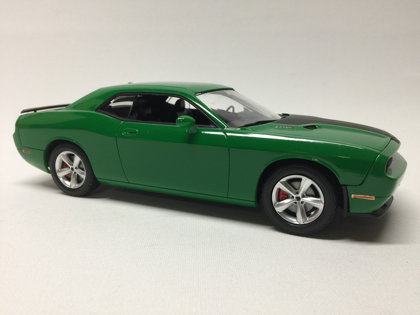 2009 Dodge Challenger -- Plastic Model Car Kit -- 1/25 Scale -- #854220 ...