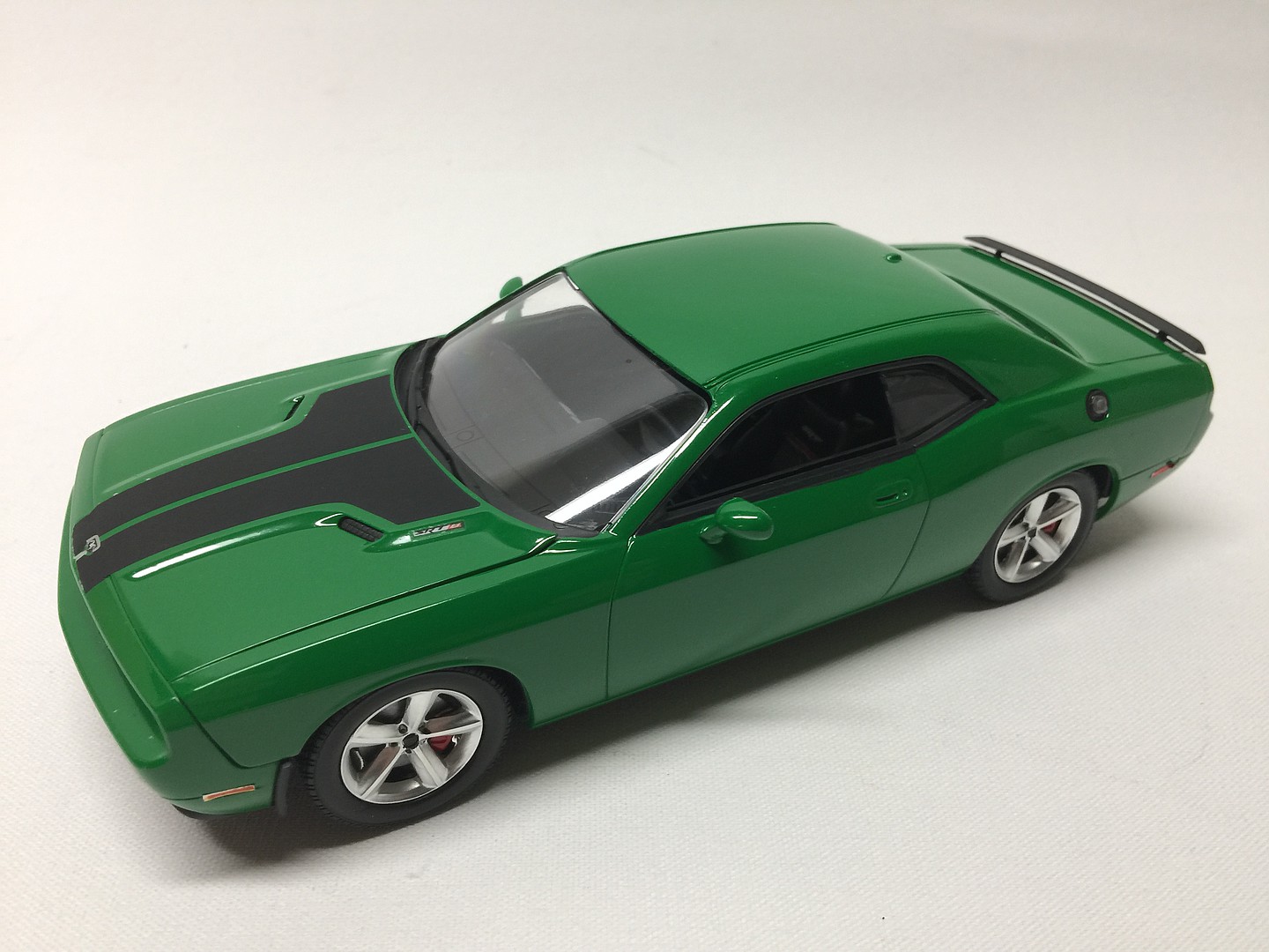 2009 Dodge Challenger -- Plastic Model Car Kit -- 1/25 Scale -- #854220 ...