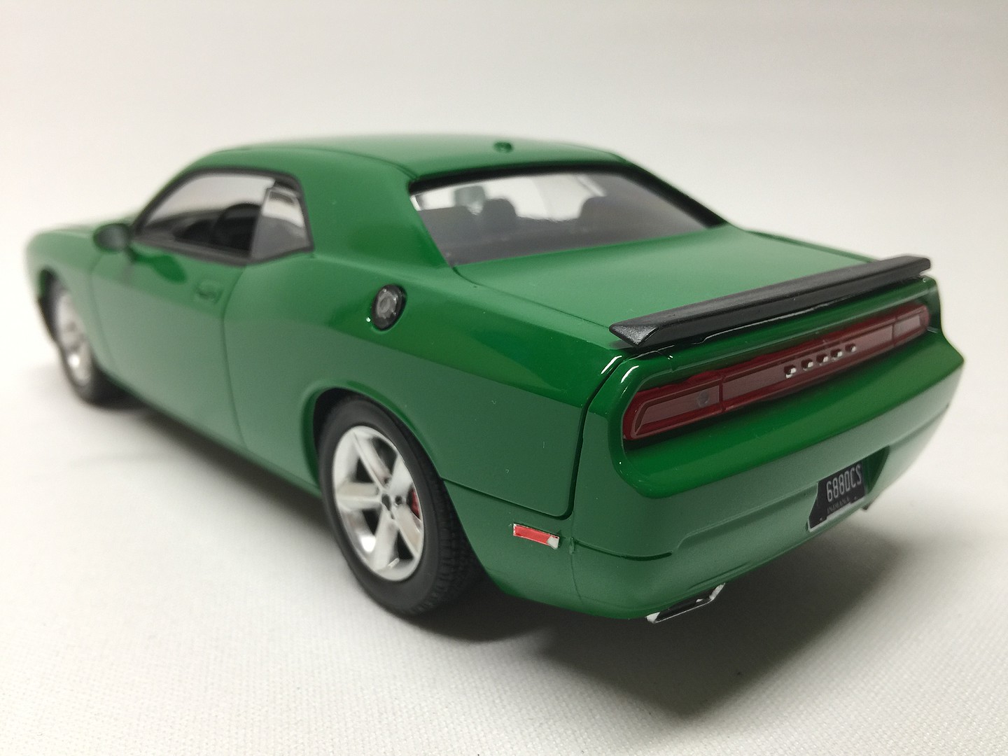 2009 Dodge Challenger -- Plastic Model Car Kit -- 1/25 Scale -- #854220 ...