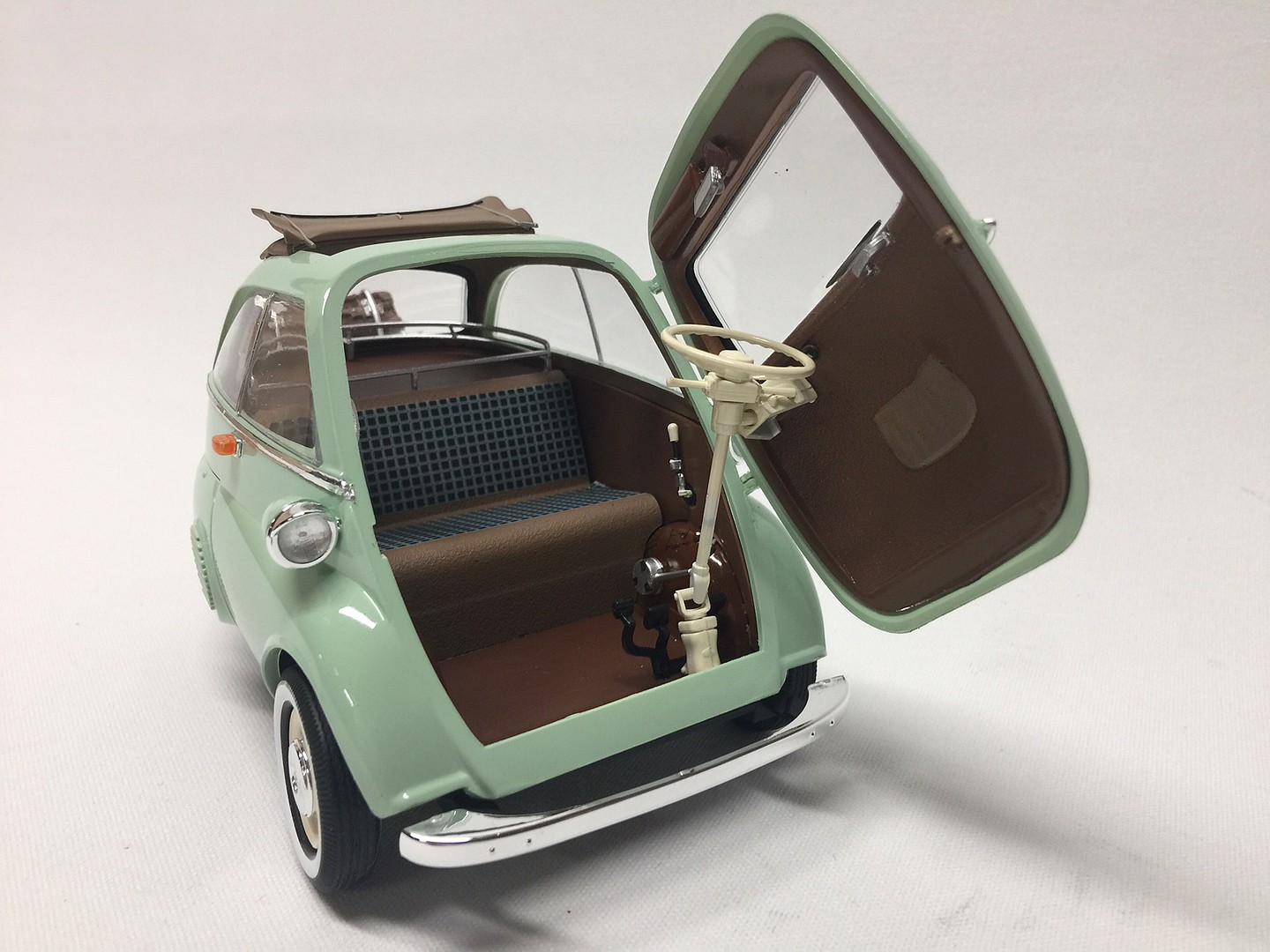 BMW Isetta -- Plastic Model Car Kit -- 1/16 Scale -- #07030 pictures by ...