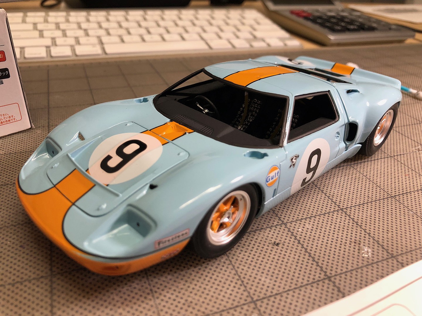 Ford GT40 1968 LeMans Winner Race Car -- Plastic Model Car Kit -- 1/24 ...