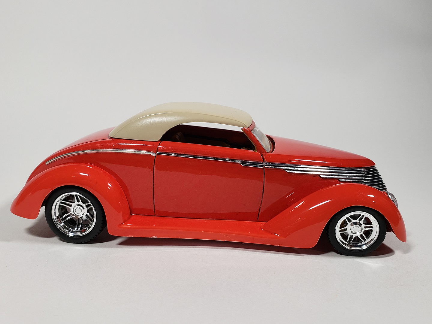 1937 Ford Custom Convertible -- Plastic Model Car Kit -- 1/24 Scale ...