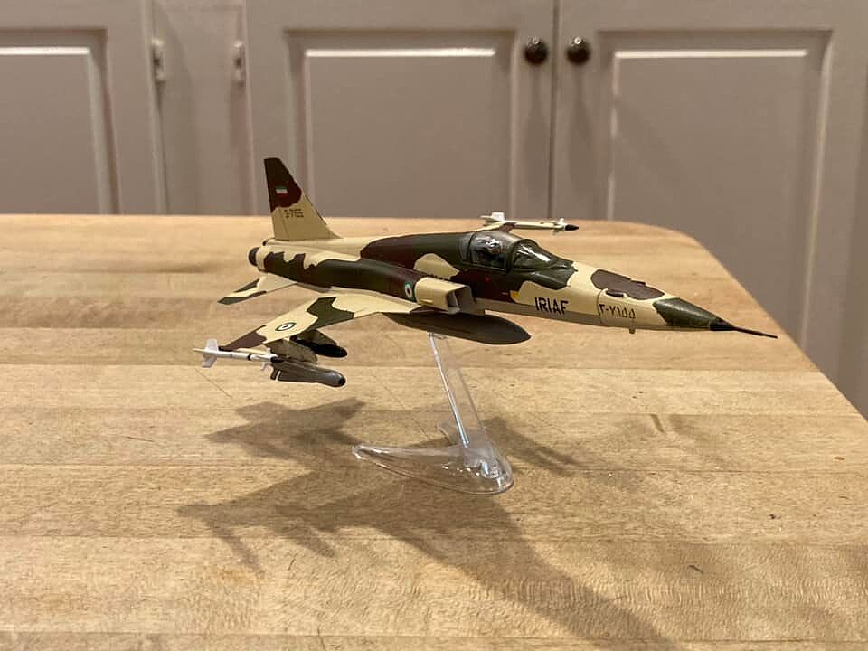 F-5E Tiger II Fighter -- Plastic Model Airplane Kit -- 1/72 Scale -- # ...