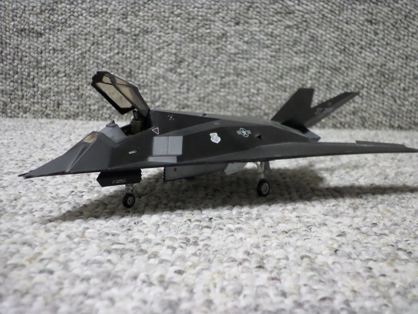 F117 Stealth Aircraft -- Plastic Model Airplane Kit -- 1/72 Scale ...