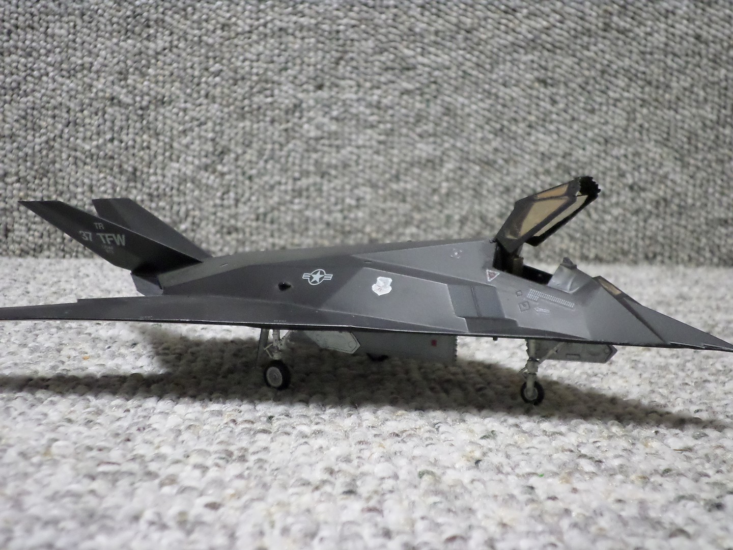 F117 Stealth Aircraft -- Plastic Model Airplane Kit -- 1/72 Scale ...