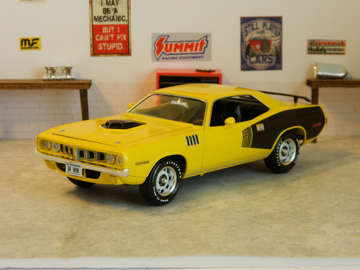 1971 Hemi Cuda 426 -- Plastic Model Car Kit -- 1/24 Scale -- #852943 ...