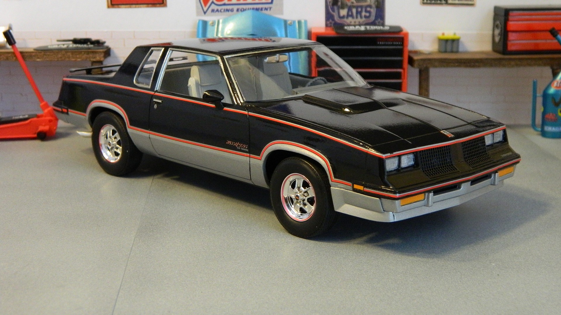 '83 Hurst Oldsmobile -- Plastic Model Car Kit -- 1/25 Scale -- #854317 ...