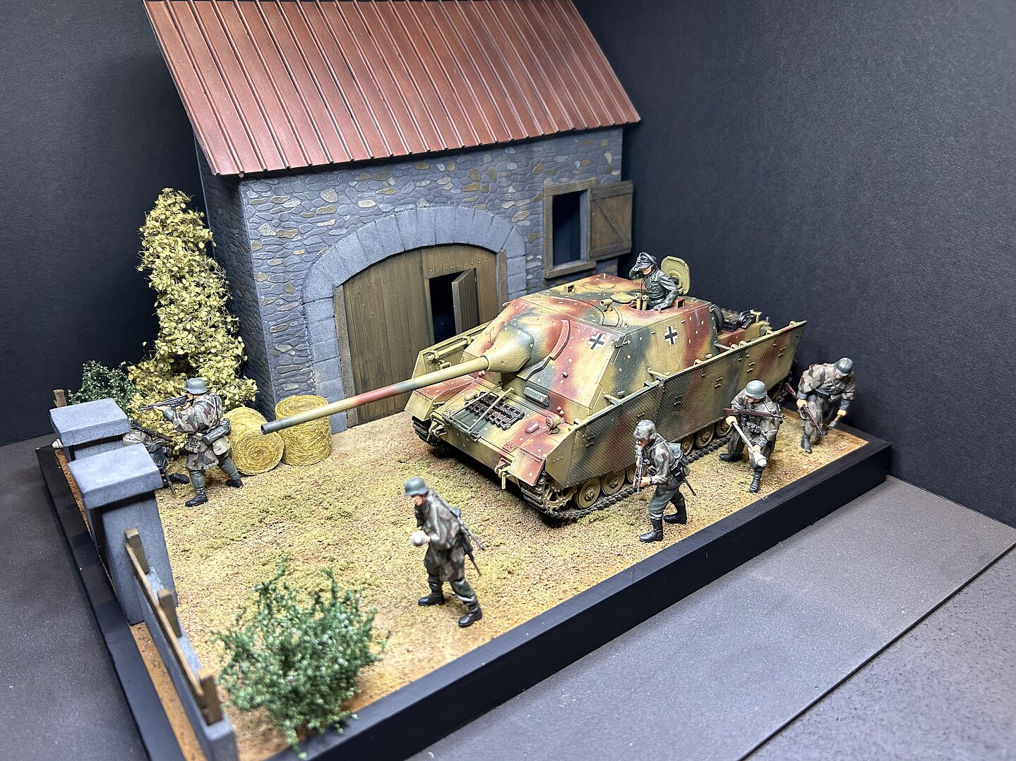 Panzer IV/70A -- Plastic Model Tank Kit -- 1/35 Scale -- #35381 ...