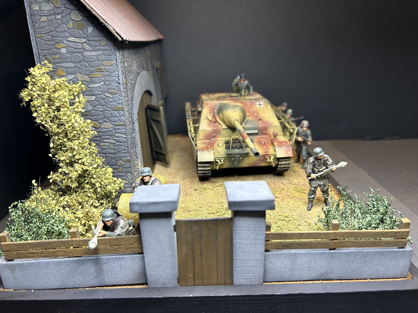 Panzer IV/70A -- Plastic Model Tank Kit -- 1/35 Scale -- #35381 ...