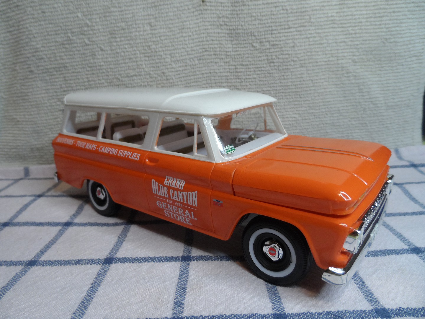 1966 Chevy Suburban -- Plastic Model Car Kit -- 1/25 Scale -- #854409 ...