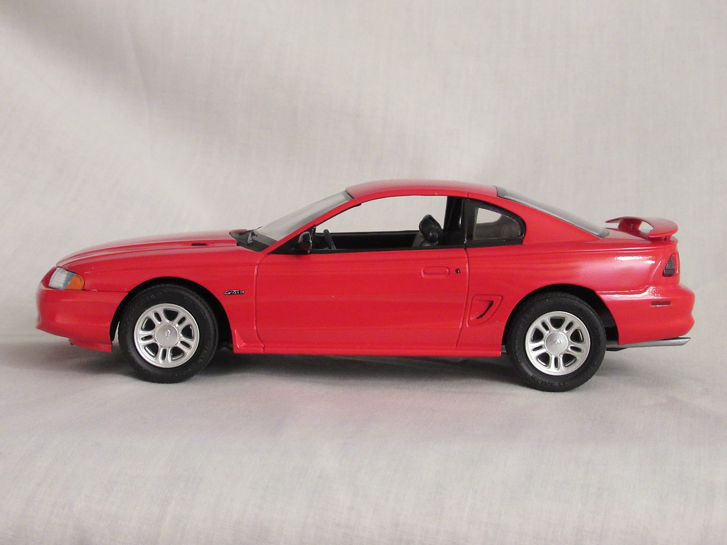 1997 Ford Mustang GT Anniv -- 1/25 Scale -- Plastic Model Car Kit ...