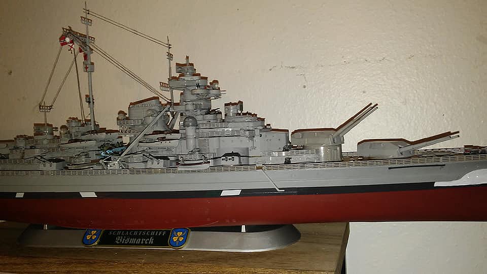 Battleship Bismarck -- Plastic Model Military Ship Kit -- 1/350 Scale ...