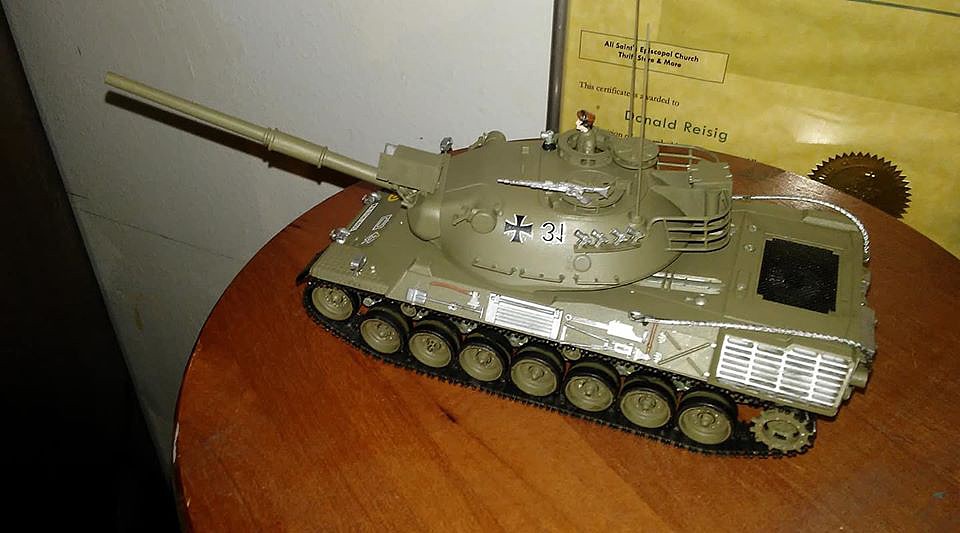 German Leopard Medium Tank -- Plastic Model Military Vehicle Kit -- 1/ ...