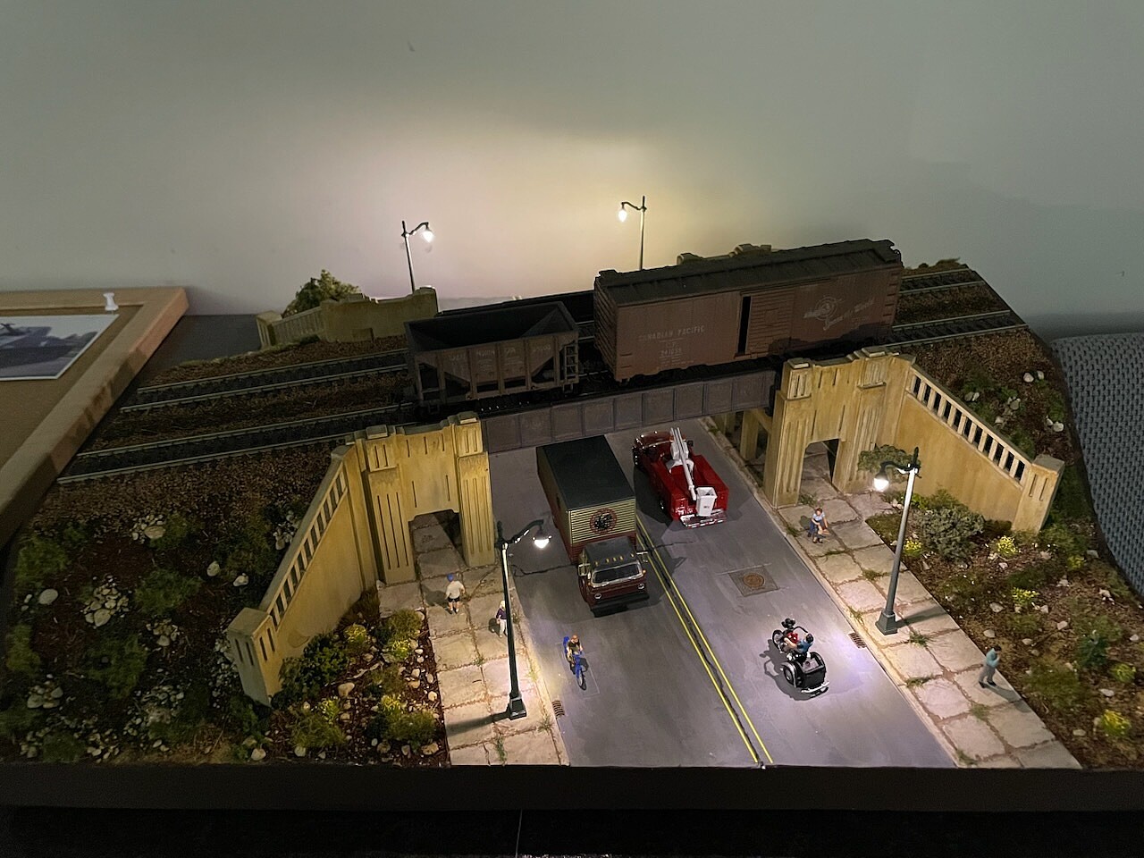 Art Deco Highway Underpass Kit (13-7/8 x 11 x 5-1/2'') -- HO Scale ...