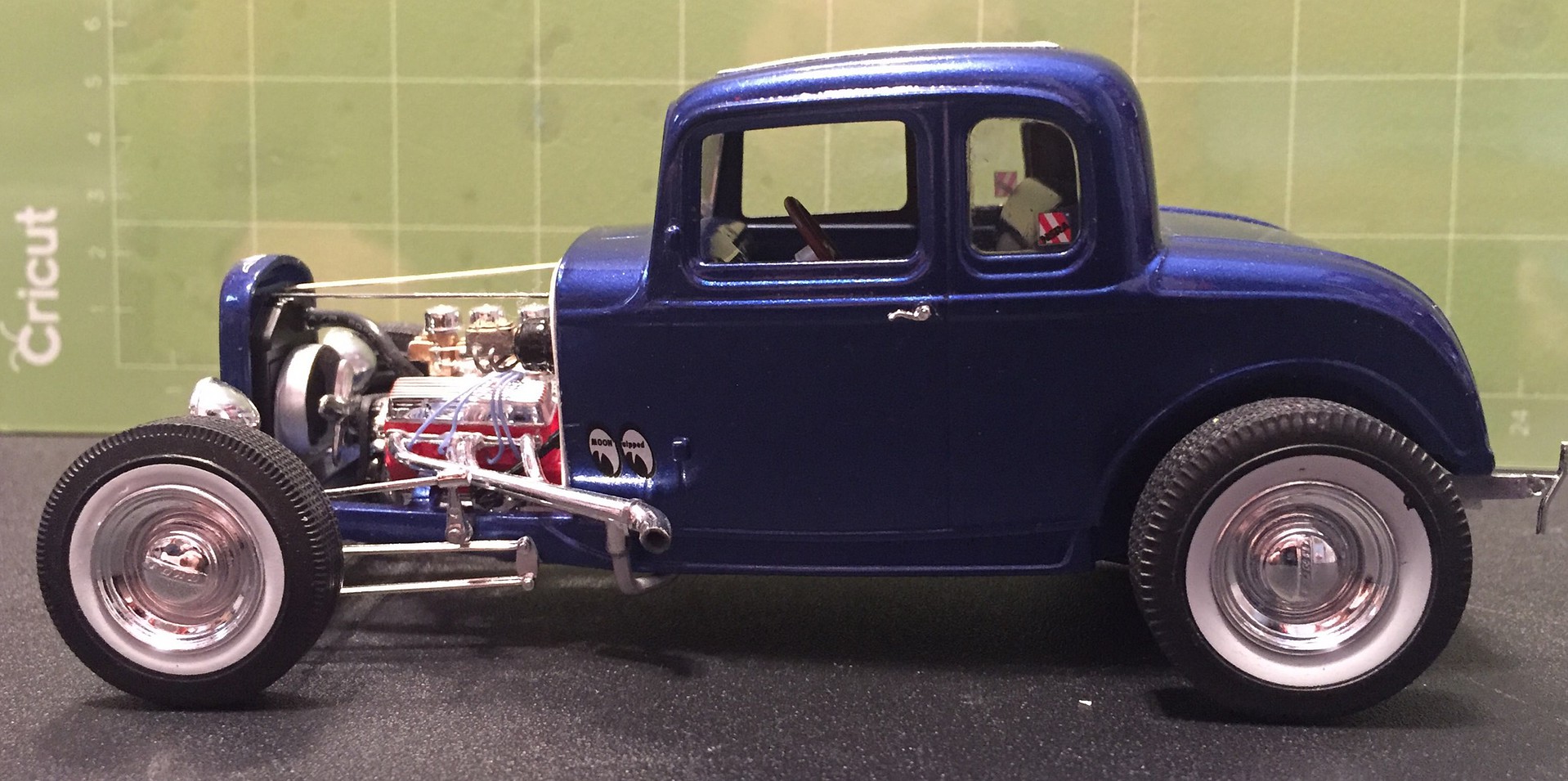 1932 Ford 5 Window Coupe -- Plastic Model Car Kit -- 1/25 Scale ...