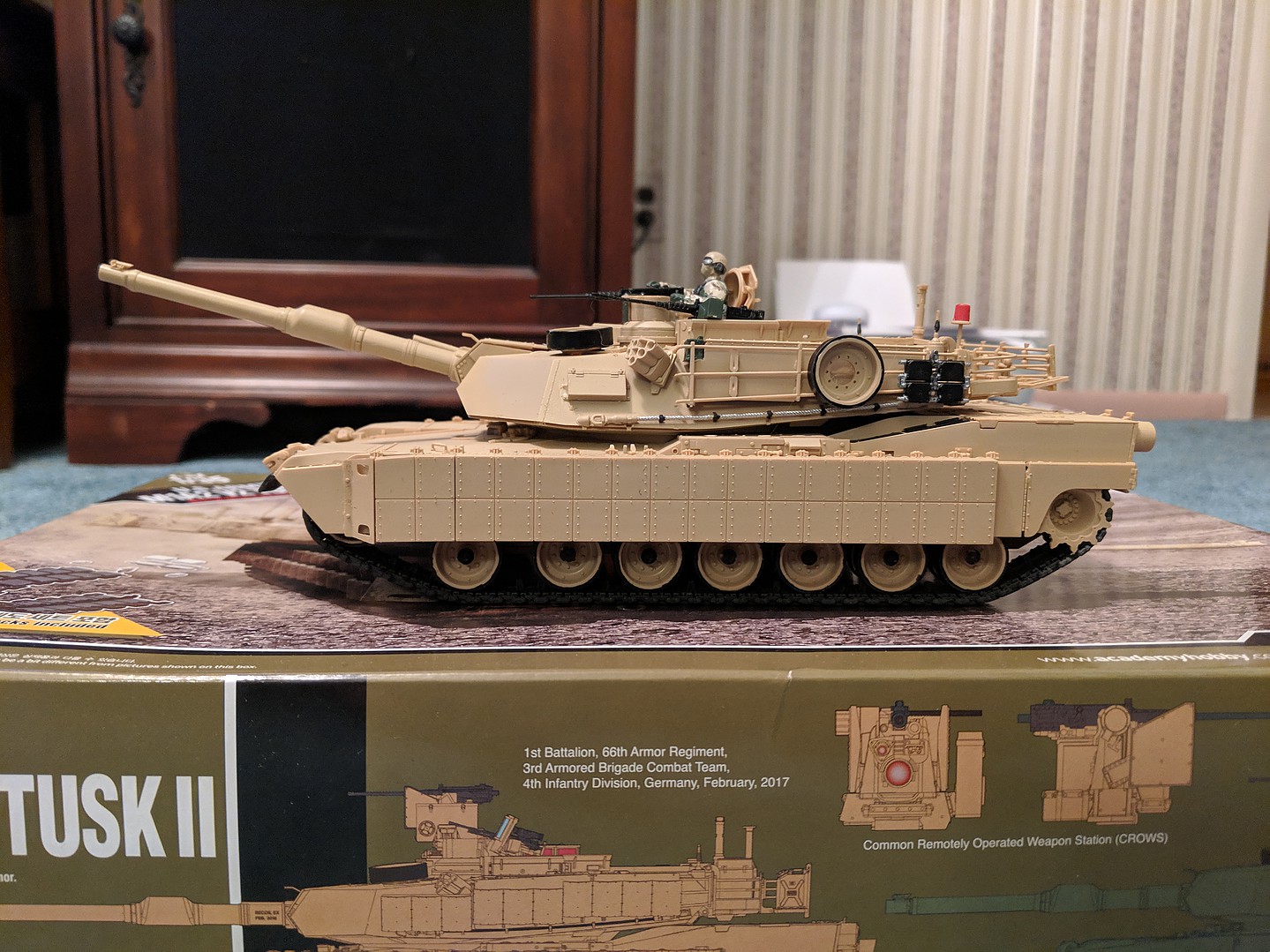 US Army M1A2 V2 TUSK II -- Plastic Model Military Tank Kit -- 1/35 ...