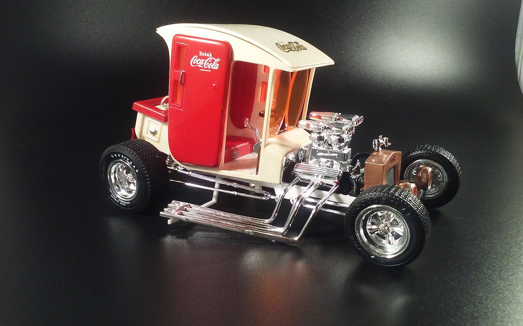Coca Cola Vending Machine Show Rod SE -- Plastic Model Car Kit -- 1/25 ...