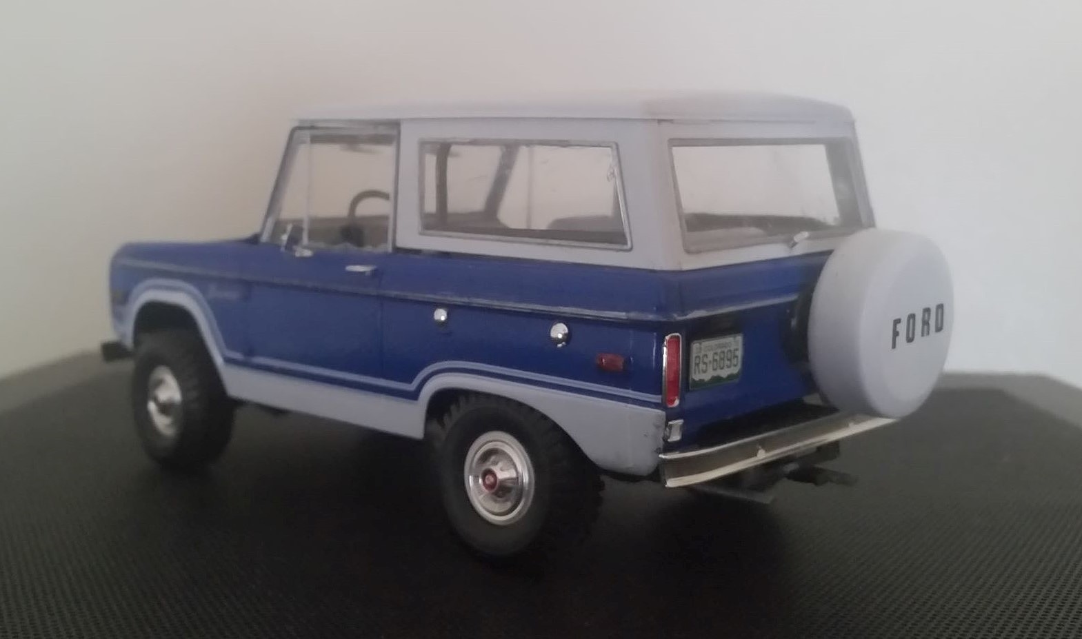 Ford Bronco -- Plastic Model Truck Kit -- 1/25 Scale -- #85-4320 ...