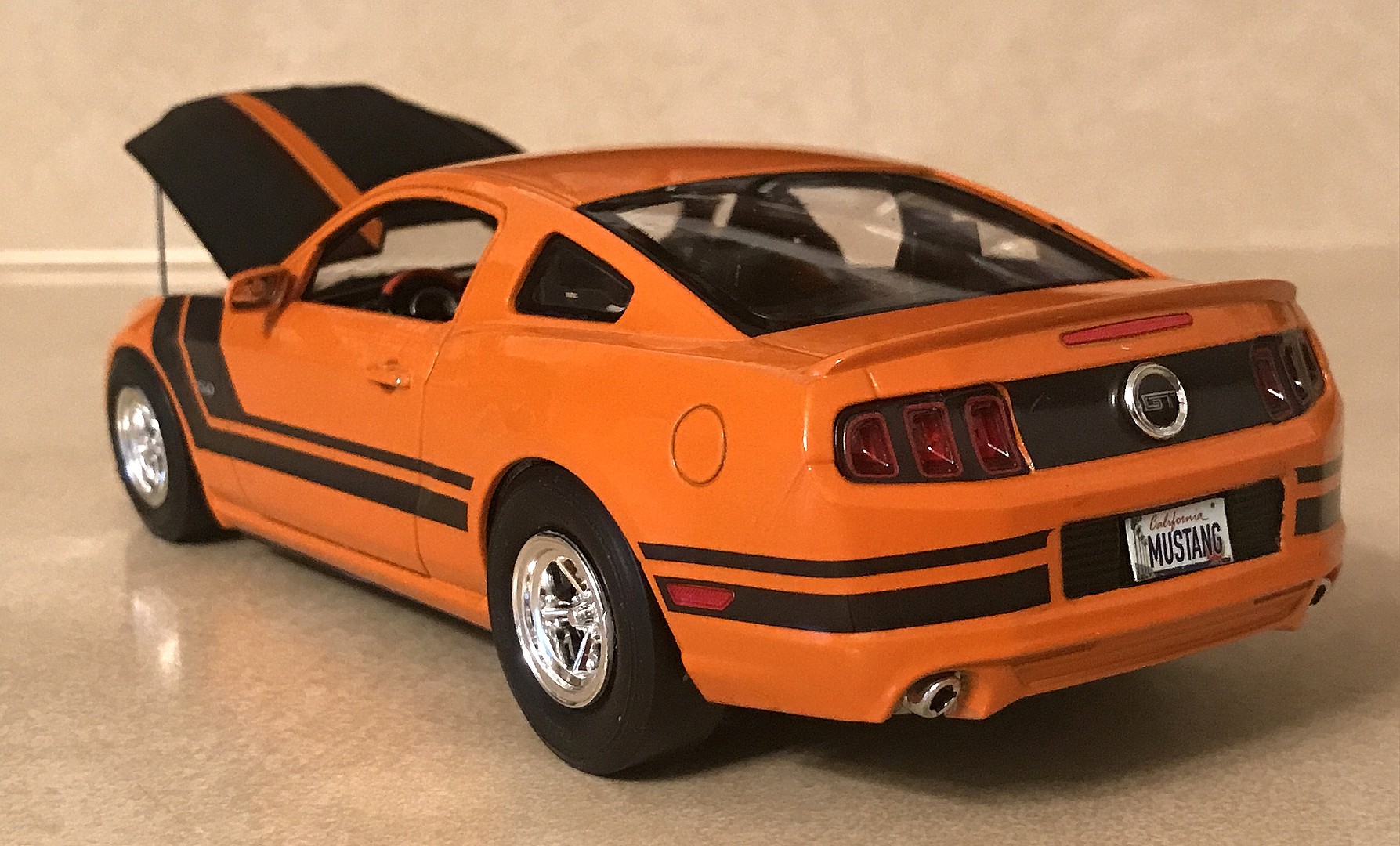 Mustang GT -- Plastic Model Car Kit -- 1/25 Scale -- #854379 pictures ...
