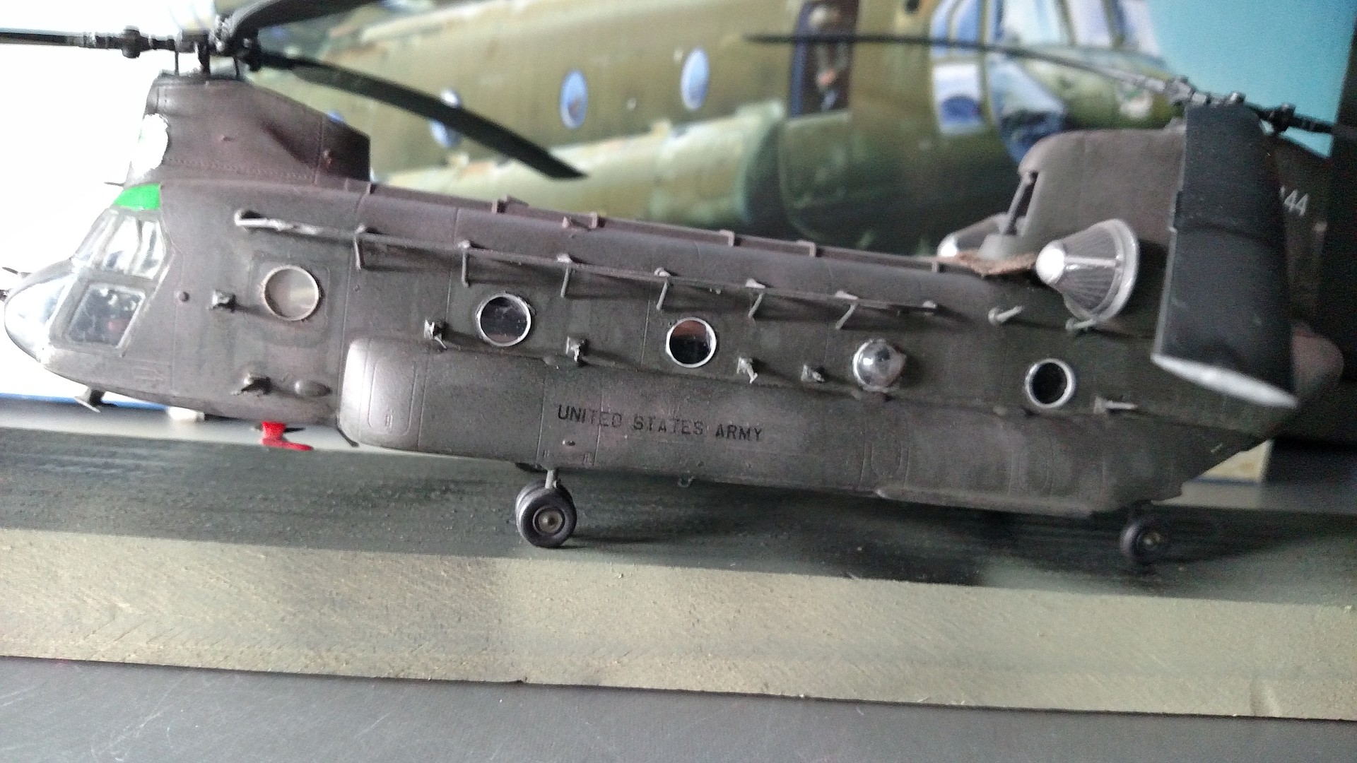 CH-47D Chinook Helicopter -- Plastic Model Helicopter -- 1/72 Scale ...