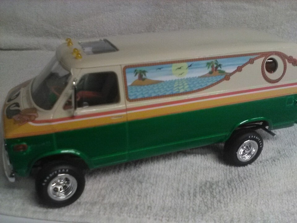 Aqua Rod Race Team 1975 Van, Boat & Trailer -- Plastic Model Vehicle ...