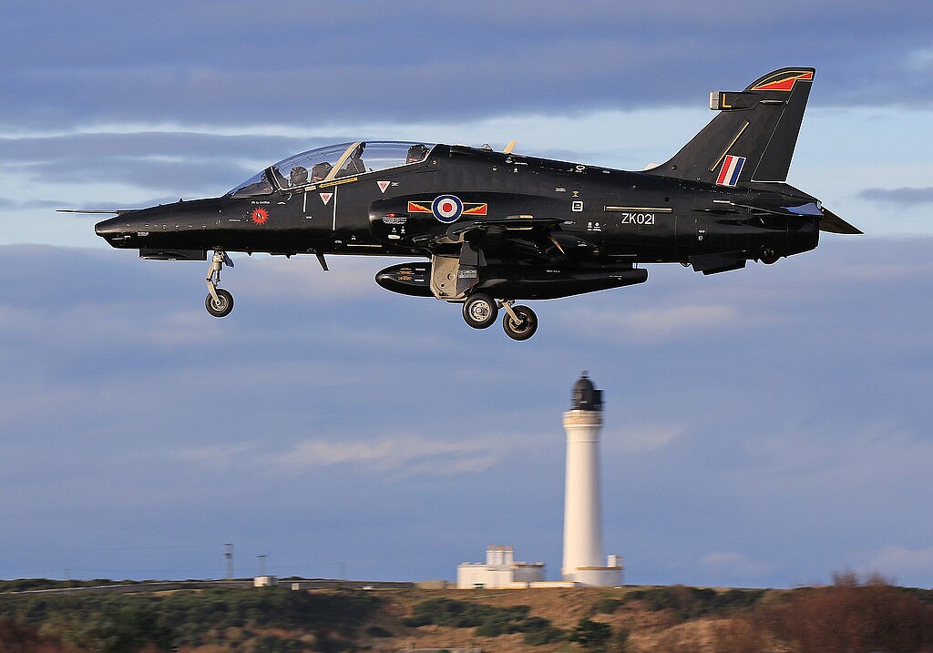 BAe Hawk T2 Aircraft -- Plastic Model Airplane Kit -- 1/32 Scale ...