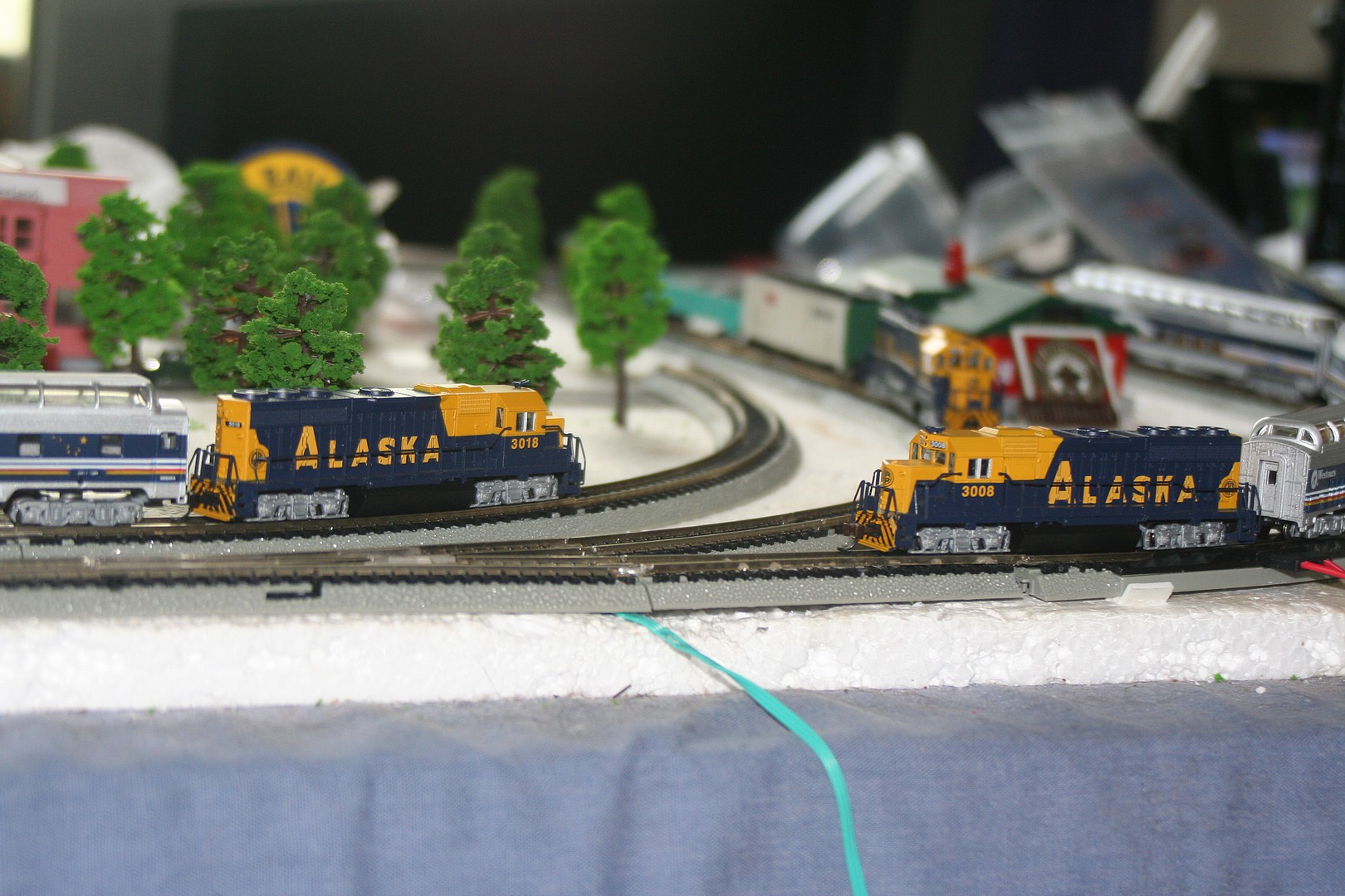EMD GP40 Alaska #3008 DC -- N Scale Model Train Diesel Locomotive ...