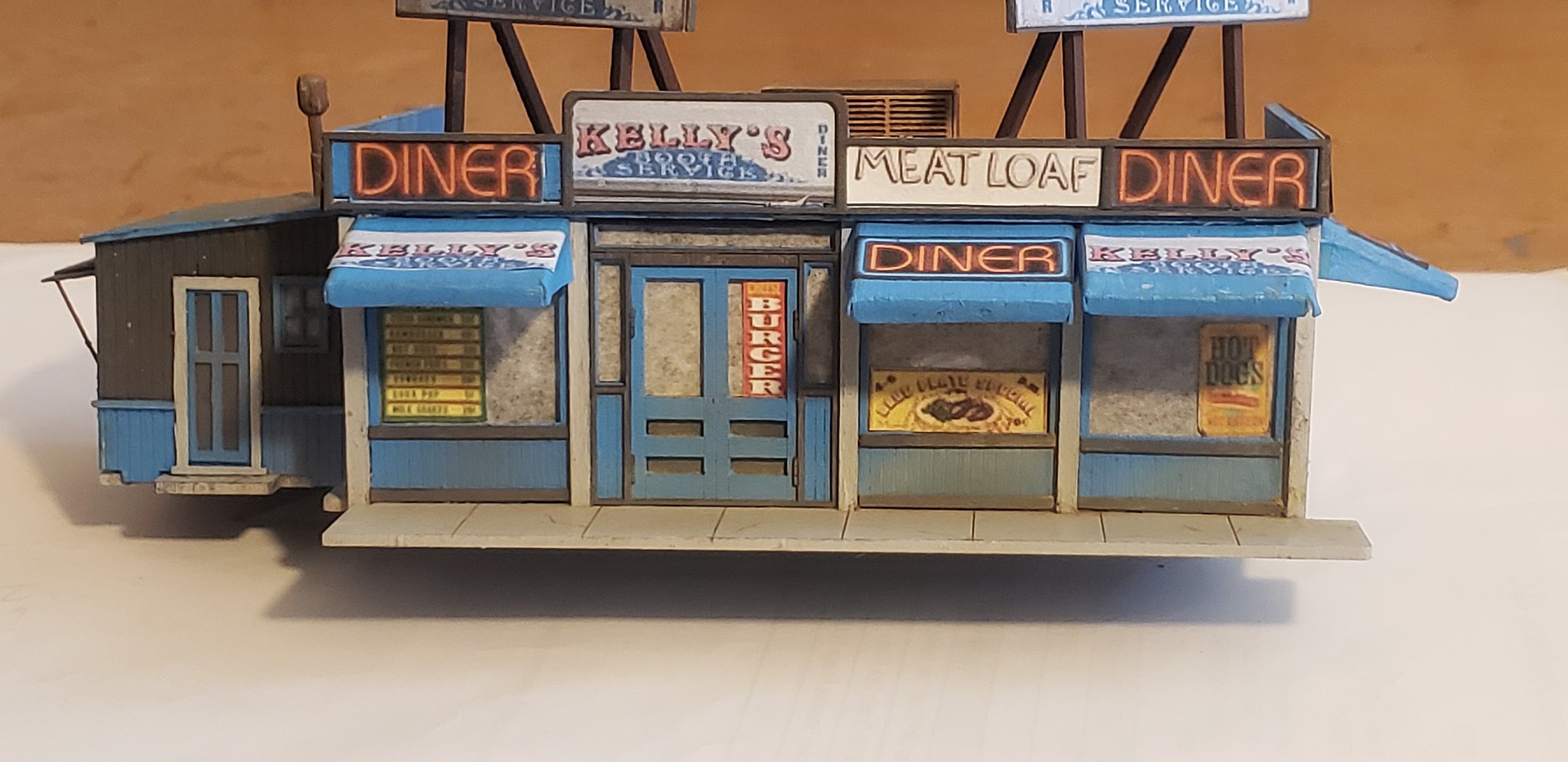 Sweaty Betty's Diner - Kit - 7 x 2-1/2'' 17.8 x 6.4cm -- HO Scale Model ...