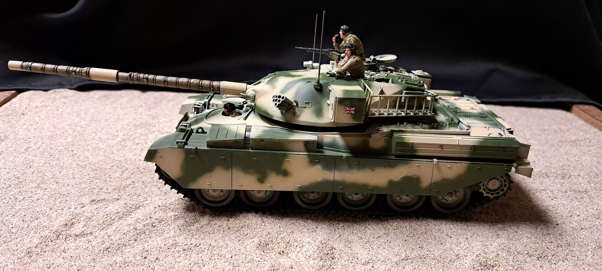 British Chieftain Mk5 Tank -- Plastic Model Military Vehicle Kit -- 1/35 Scale -- #35068 ...