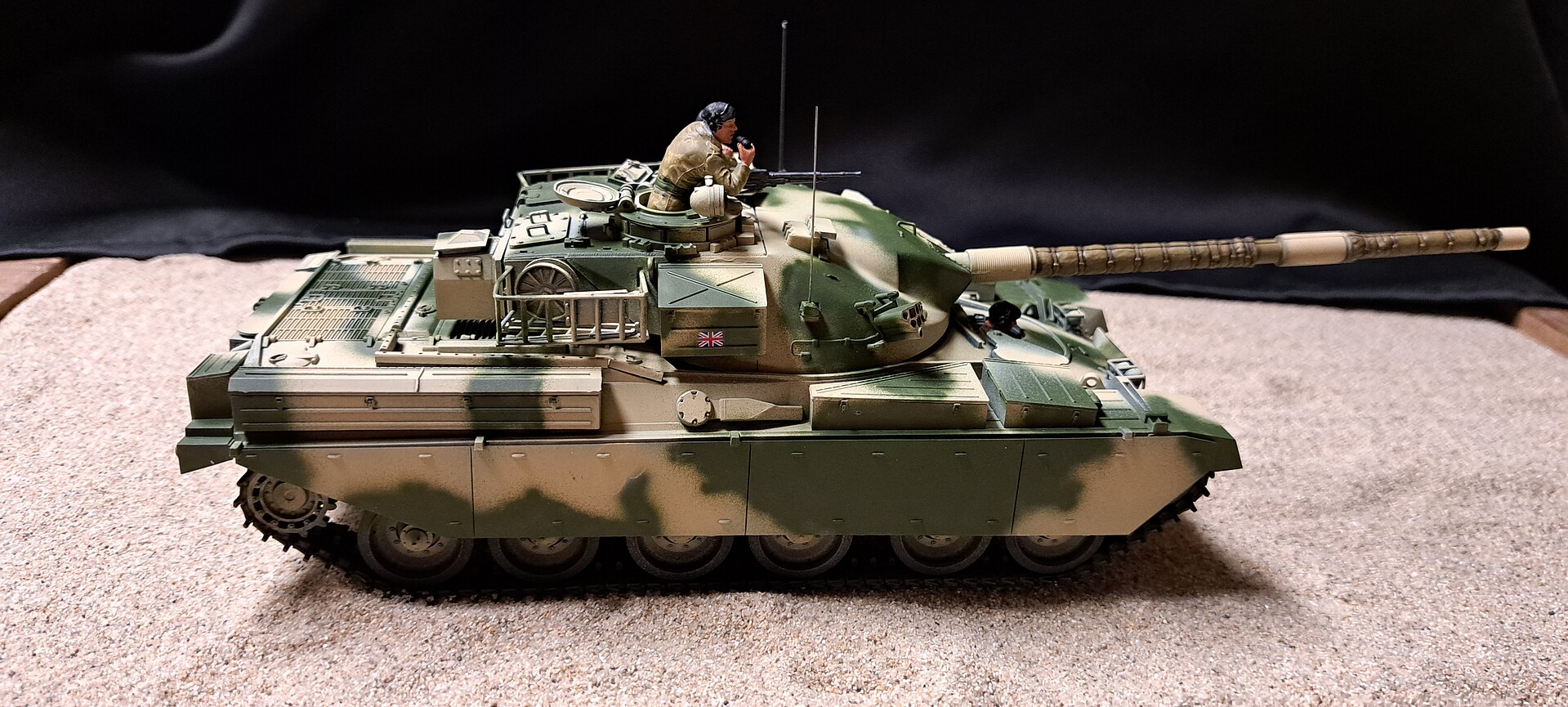 British Chieftain Mk5 Tank -- Plastic Model Military Vehicle Kit -- 1/35 Scale -- #35068 ...