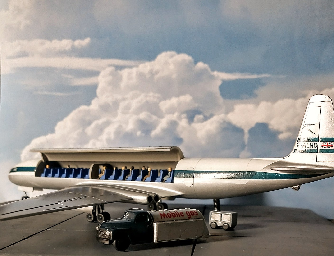 British DeHavilland Comet -- Plastic Model Airplane Kit -- 1/144 Scale ...