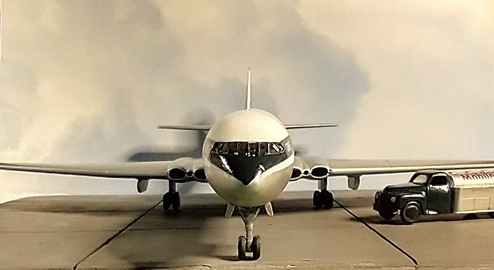 British DeHavilland Comet -- Plastic Model Airplane Kit -- 1/144 Scale ...