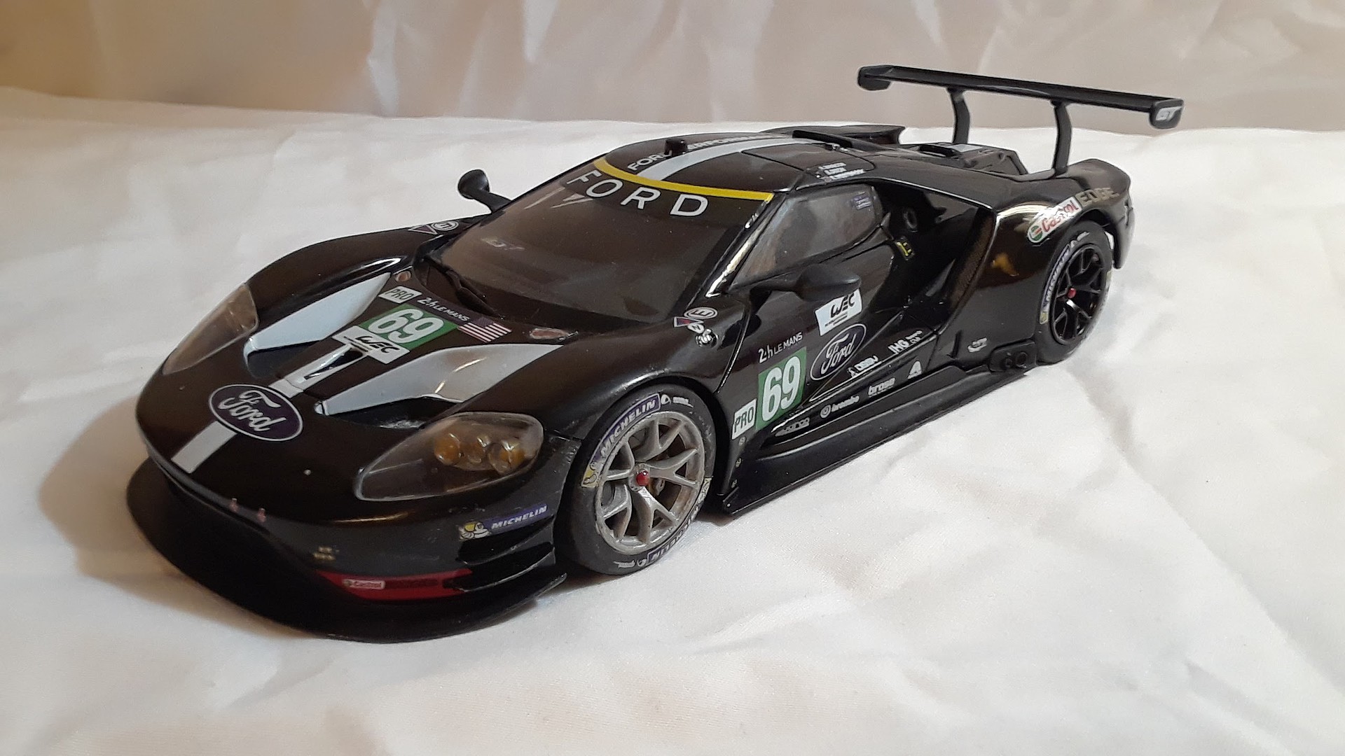 Ford GT LeMans 2017 Race Car -- Plastic Model Car Kit -- 1/24 Scale ...